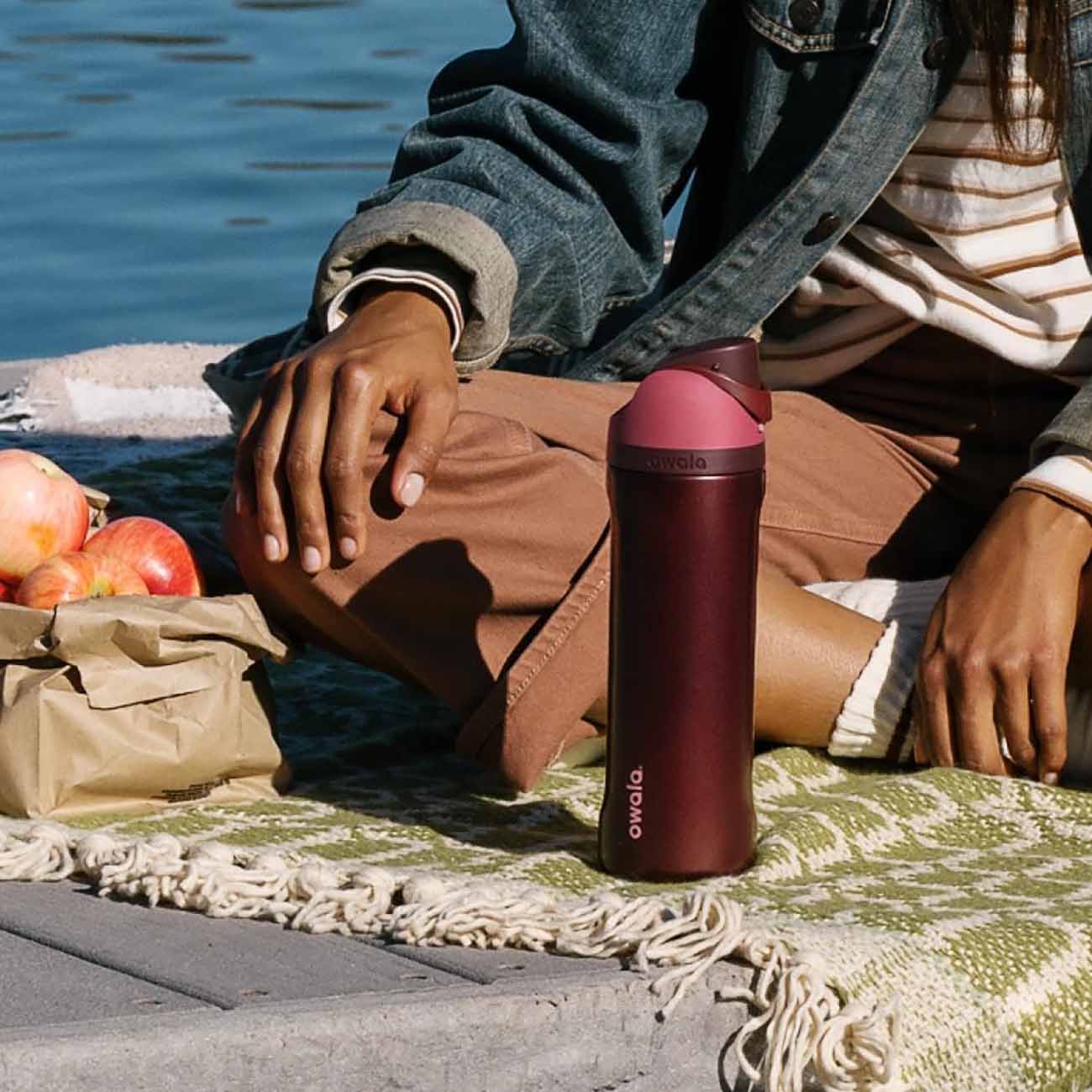 Owala FreeSip Water Bottle / 24oz / Keeps Cold for 24 Hours / Black ...