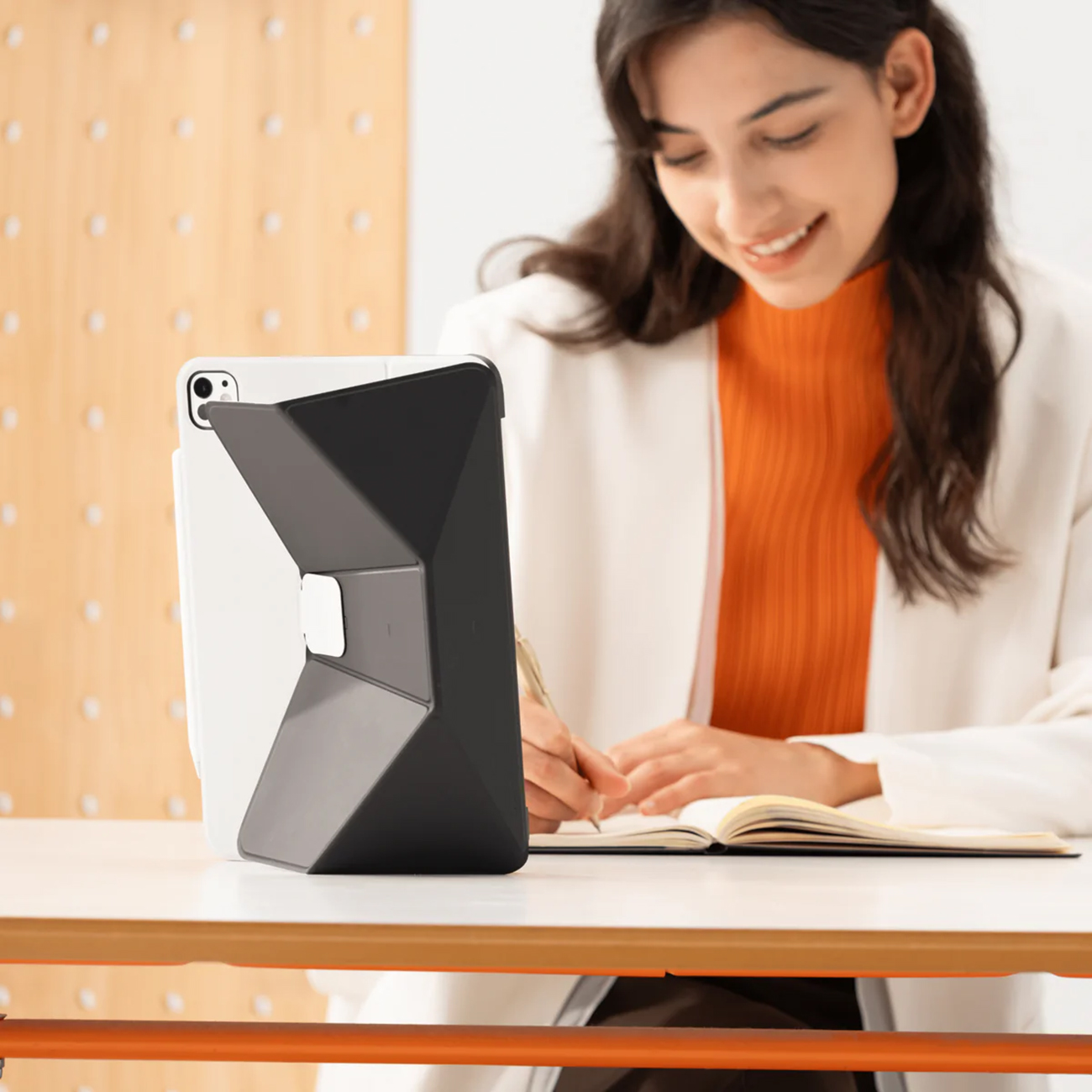 MOFT Dynamic Folio Case for iPad Pro 11 Inch (M4/M5) / With Phone Stand ...