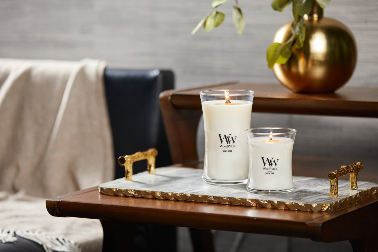 Woodwick Scented Candle / White Teak / Medium Size in Qatar